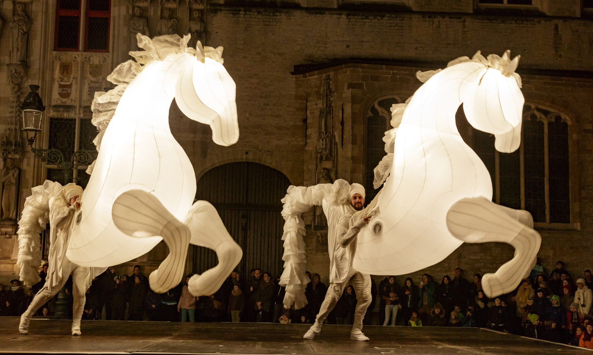 Fiers à cheval - spectacle art de la rue, lumineux Cie des Quidams